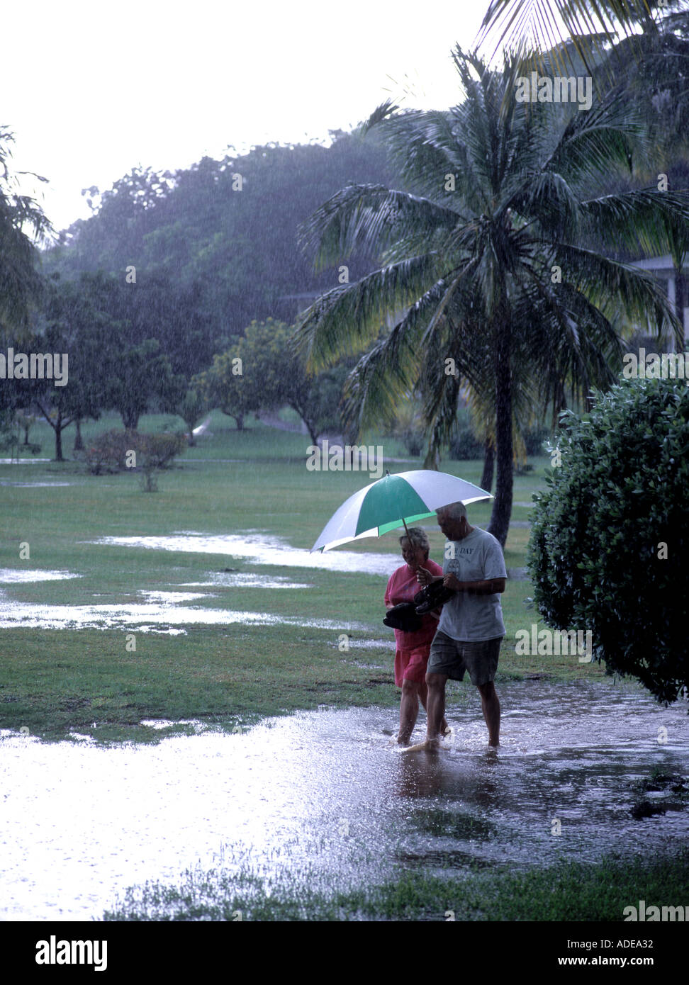 Couple caught in the rain hi-res stock photography and images - Alamy