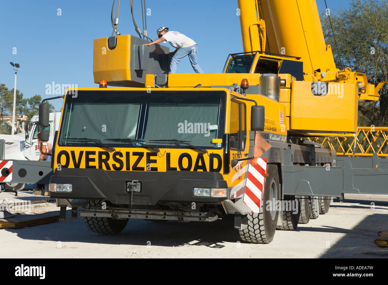 Heavy duty crane for building construction Stock Photo - Alamy