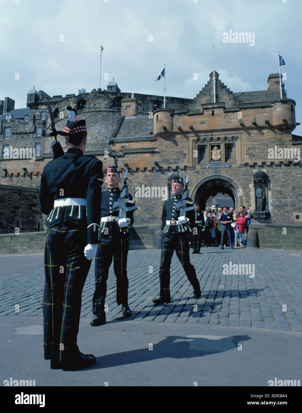 Changing the guard edinburgh castle hi-res stock photography and images ...