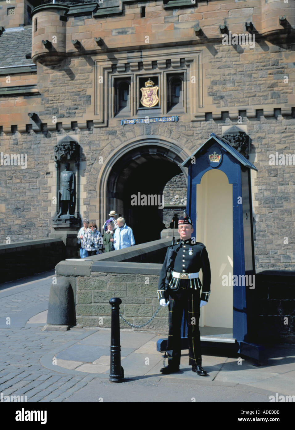 Guard with sentry box outside Edinburgh Castle, Castle Esplanade ...