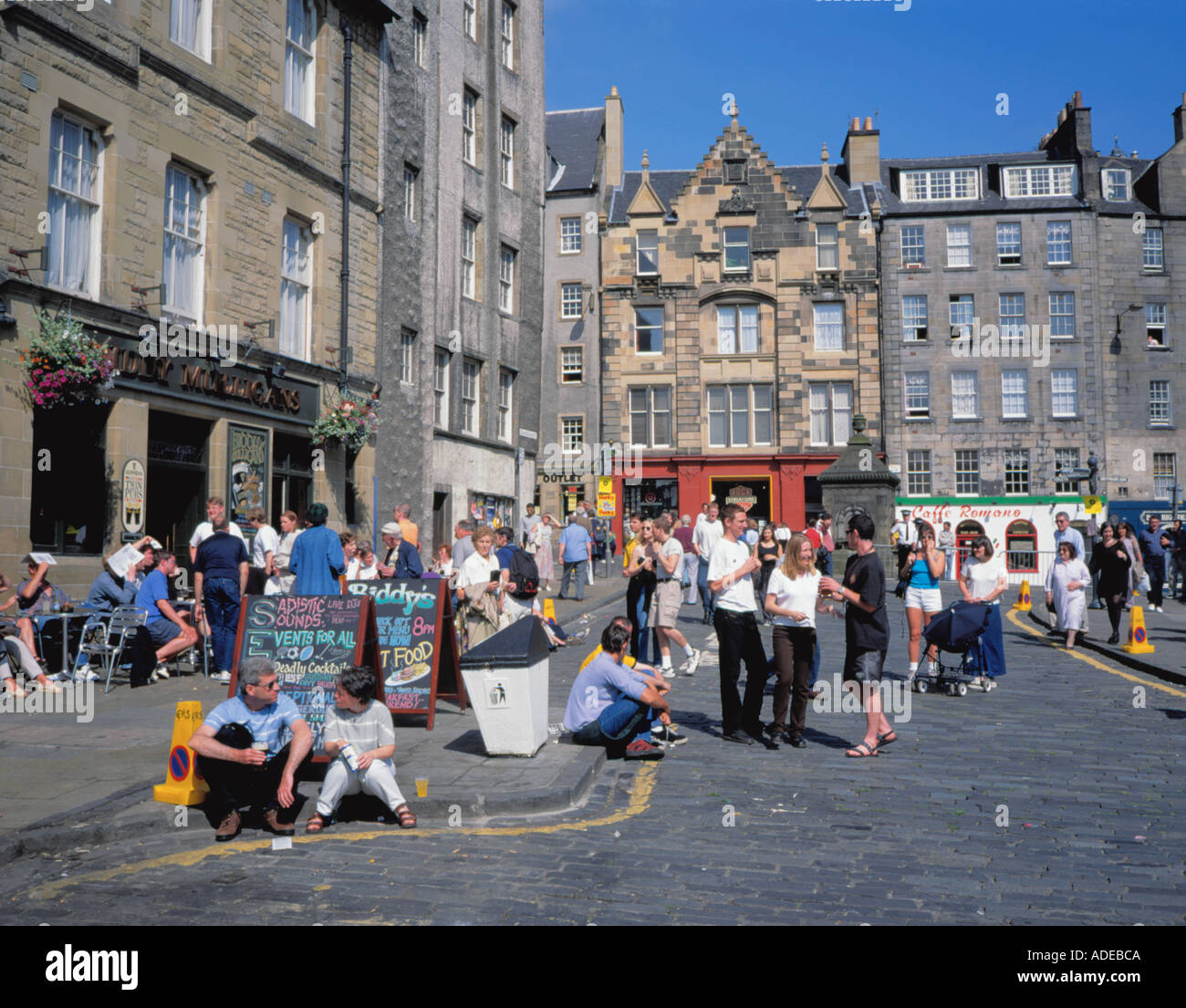 Tall people group talking hi-res stock photography and images - Alamy