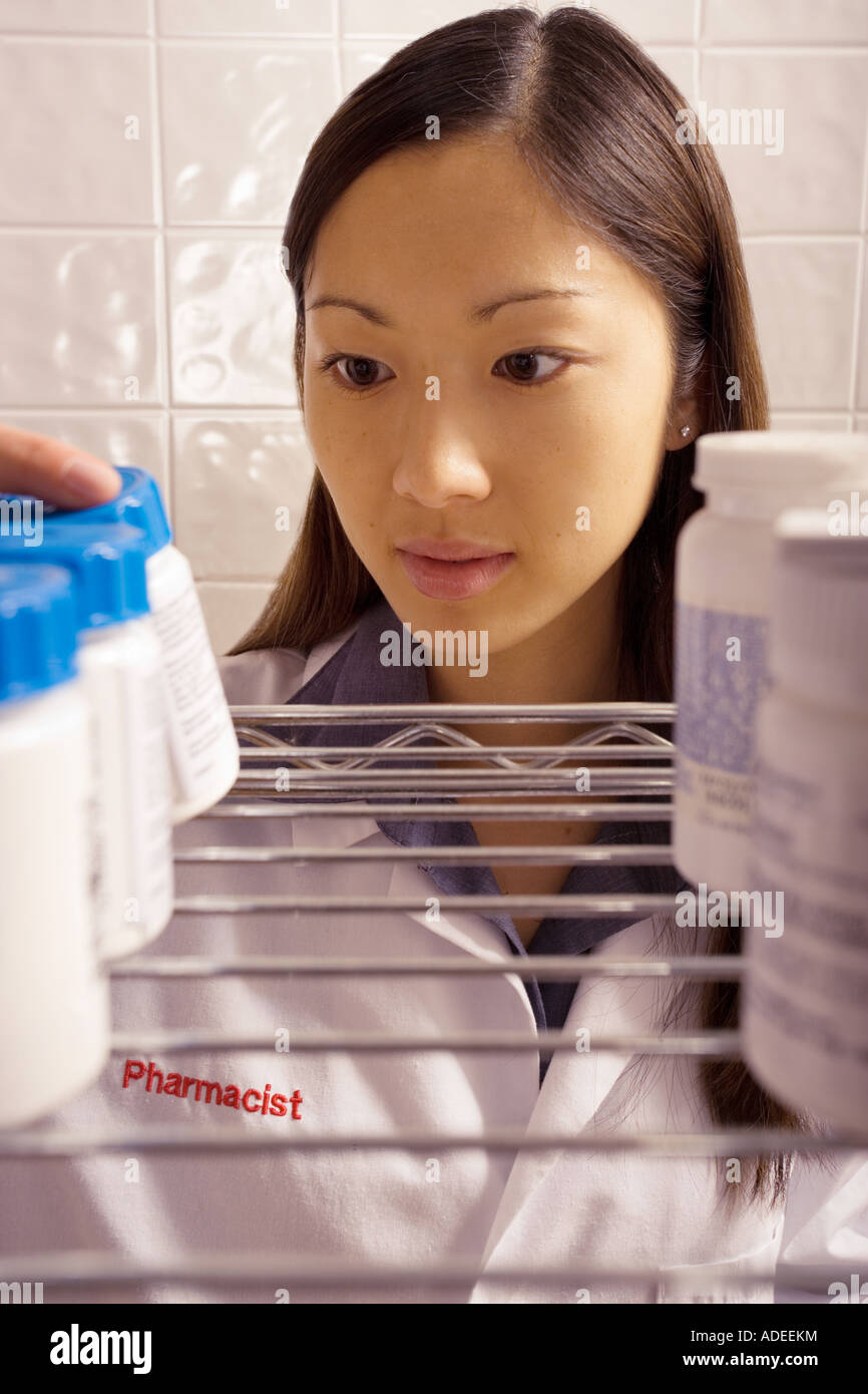 Pharmacist working in retail store Stock Photo - Alamy