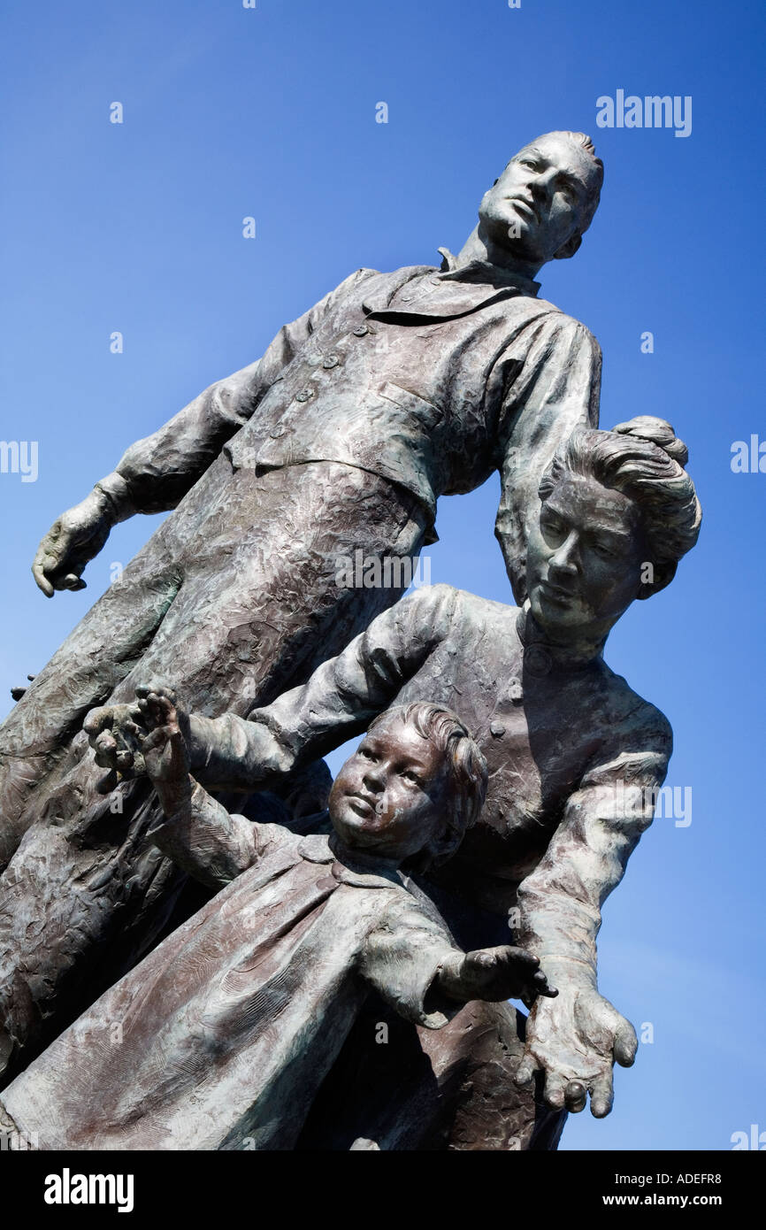 Migrant statue hi-res stock photography and images - Alamy