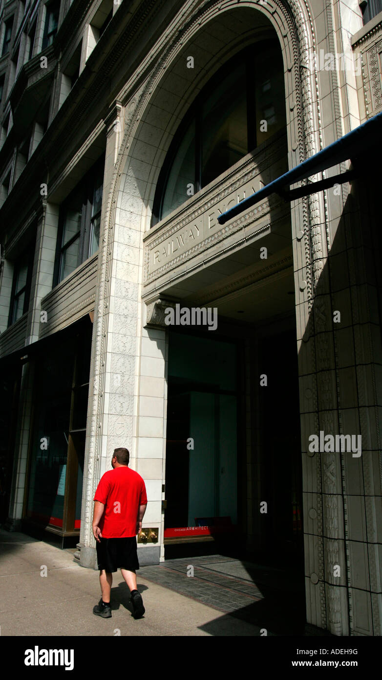 Man walks in Chicago Stock Photo - Alamy