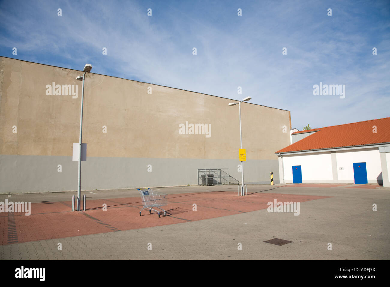 Retail parking lot hi-res stock photography and images - Alamy
