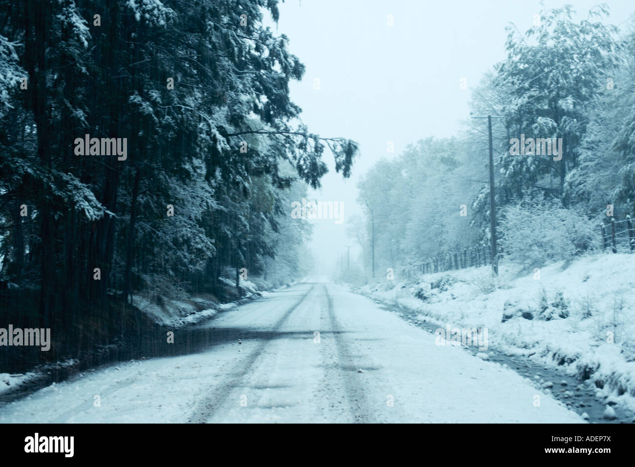 Snow overhanging road hi-res stock photography and images - Alamy