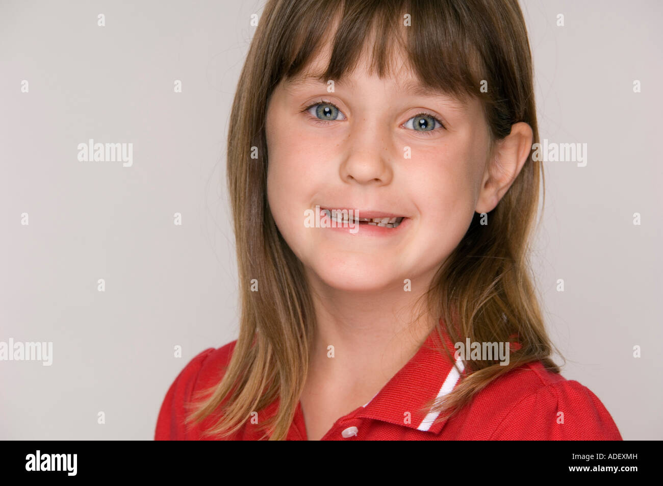 Smiling young girl missing front teeth Stock Photo - Alamy