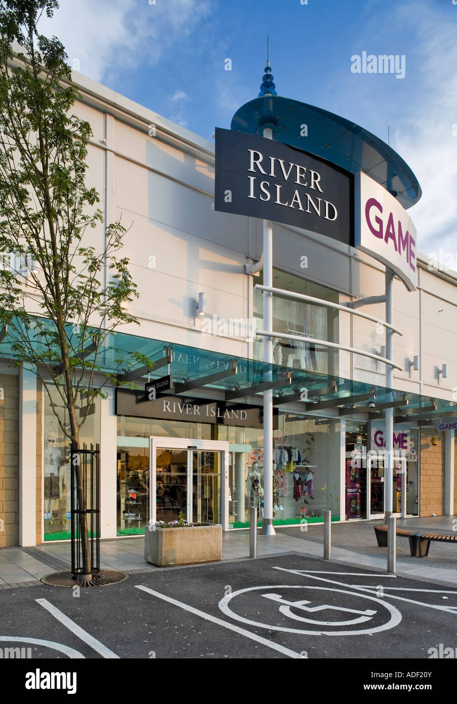 Disabled entrance sign hi-res stock photography and images - Alamy