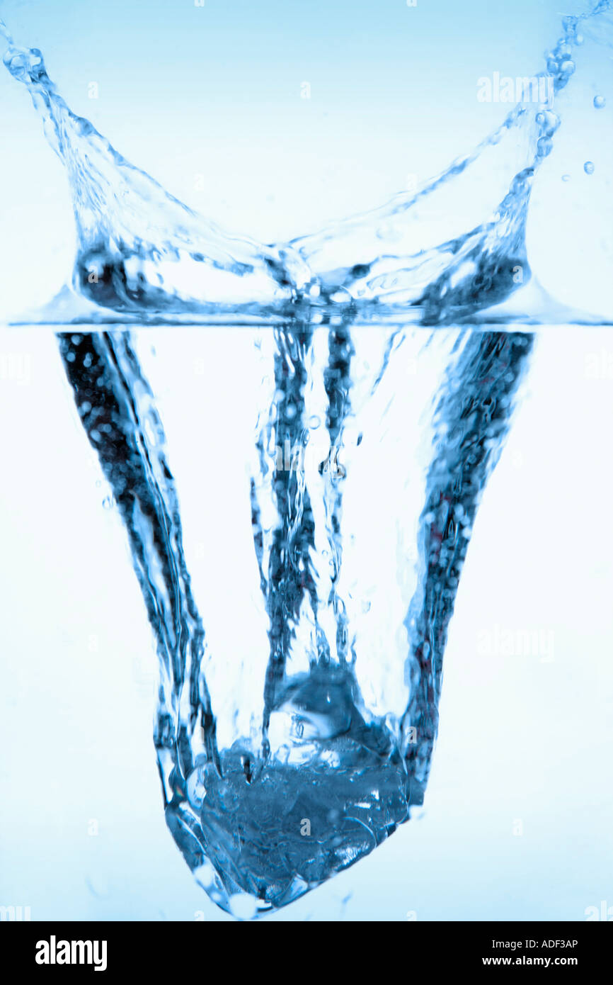 ICE CUBE SPLASHING INTO WATER Stock Photo - Alamy