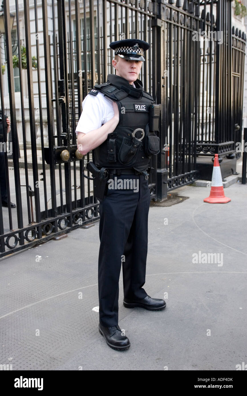 Armed policeman 10 downing Street London Stock Photo, Royalty Free ...