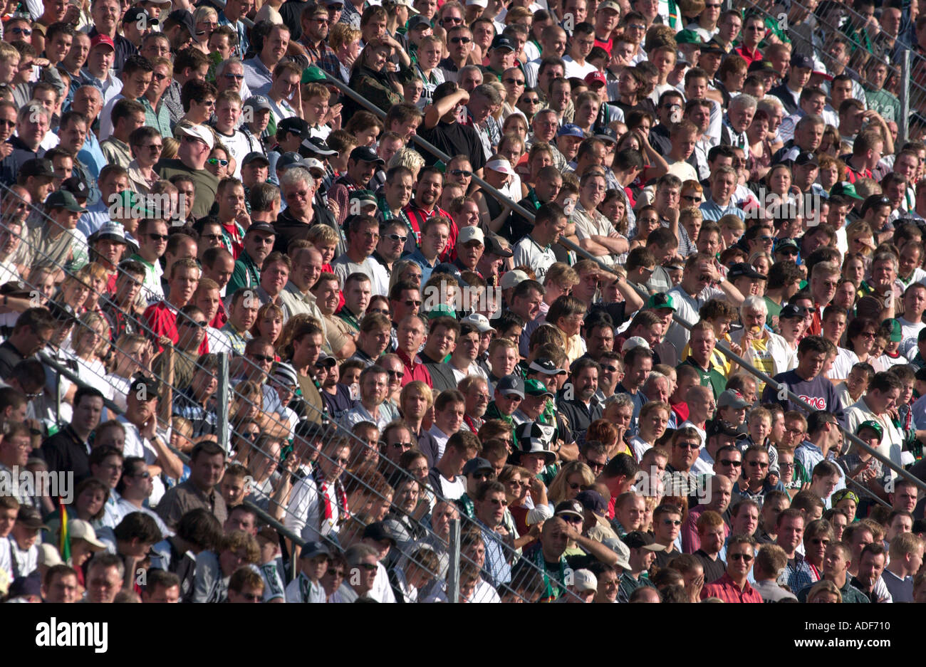 Football crowds hi-res stock photography and images - Alamy