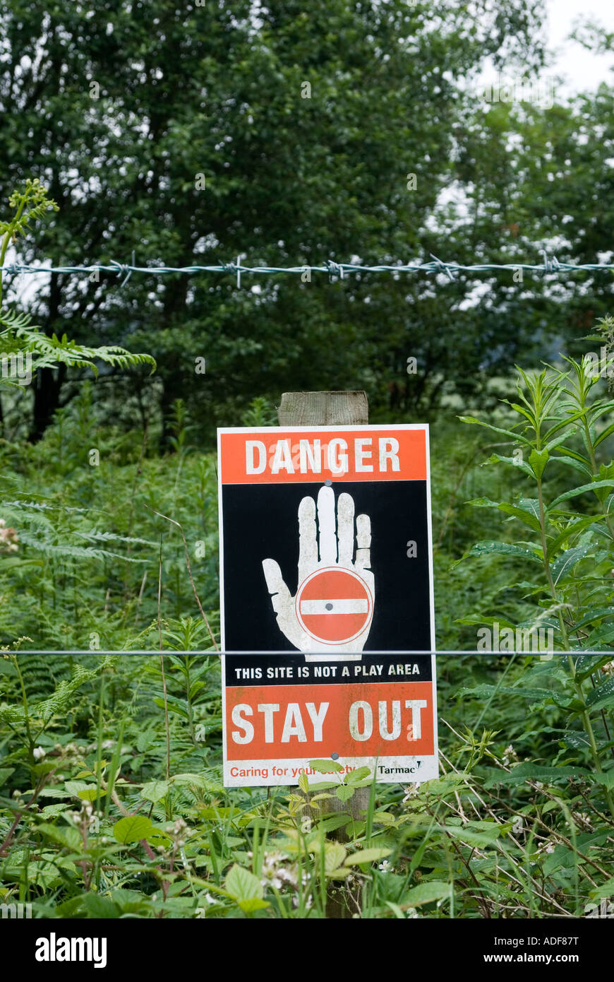 KEEP OUT warning sign on a wire fence Stock Photo - Alamy