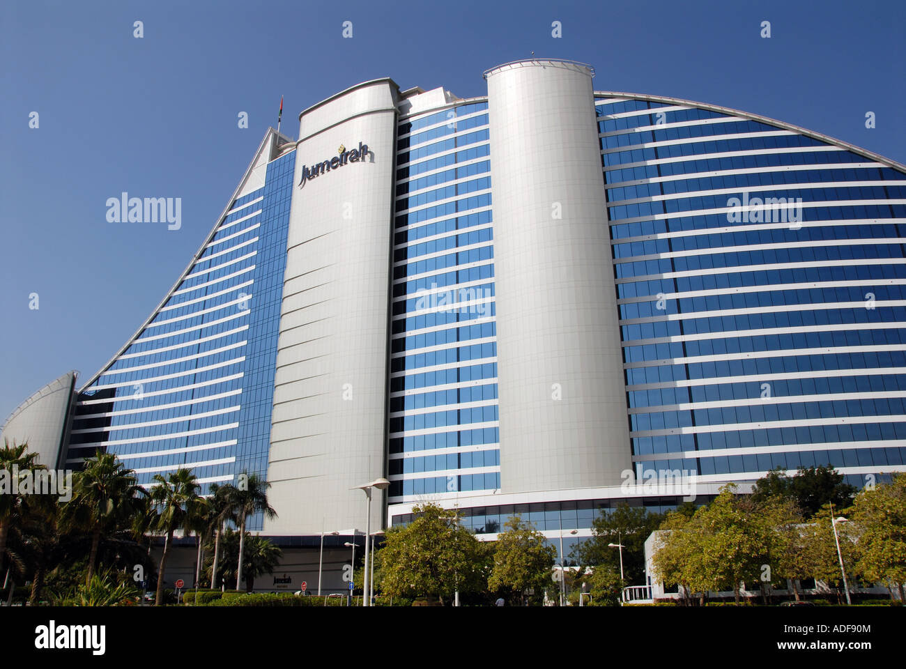 Curved glass facade hotel hi-res stock photography and images - Alamy