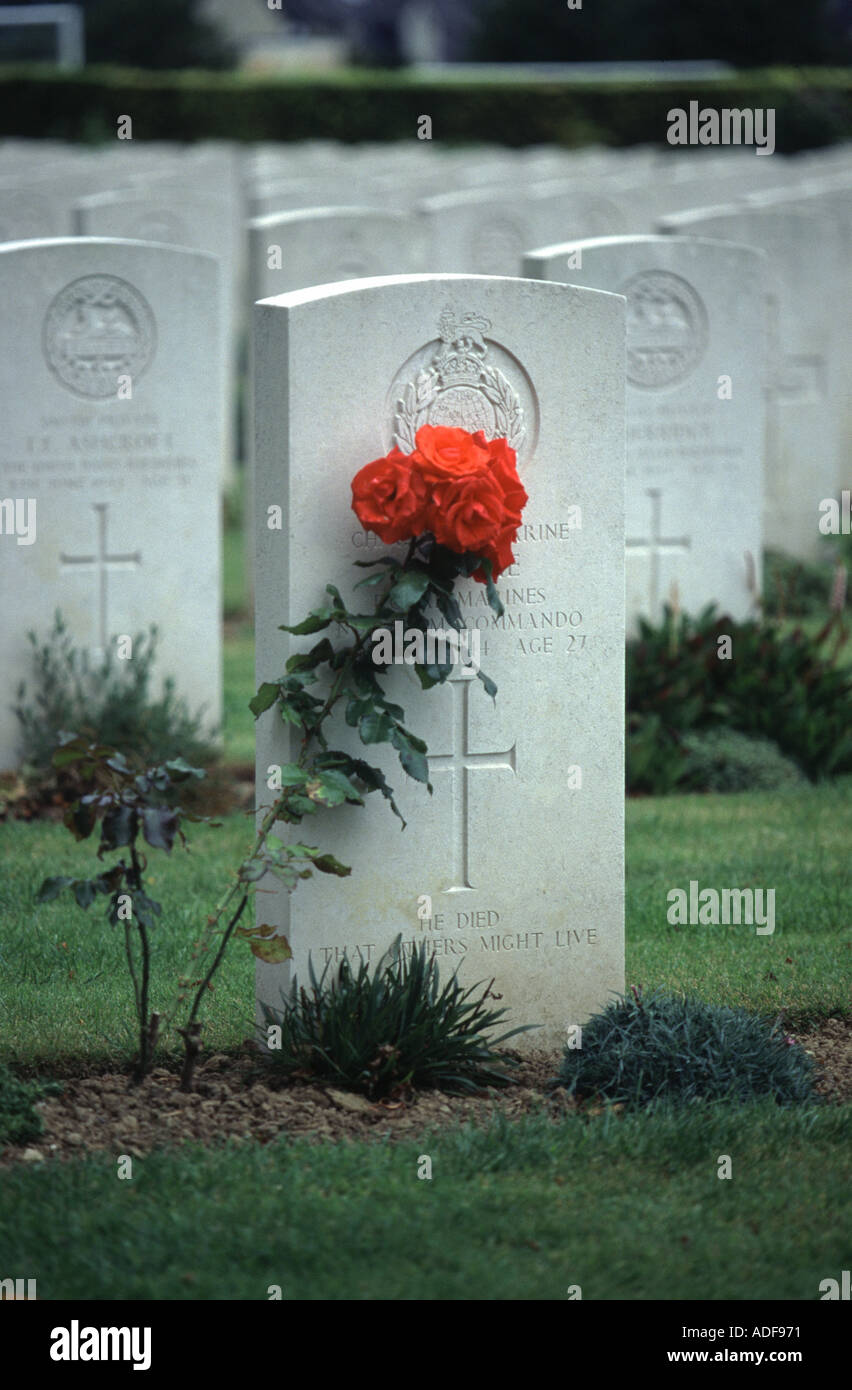 British battlefield cemeteries hi-res stock photography and images - Alamy