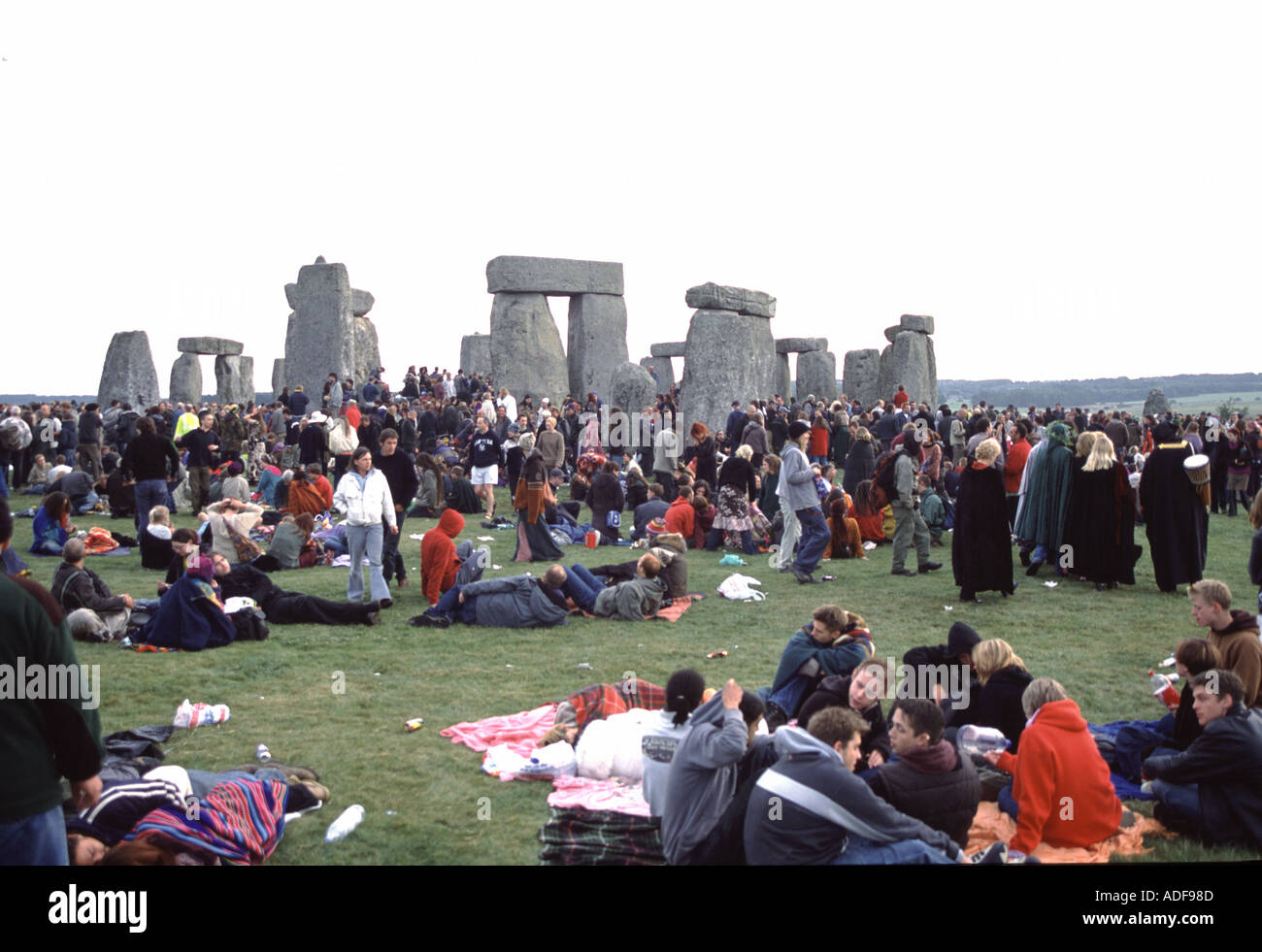Dawn celebrations at the summer solstice in Stonehenge Wiltshire ...