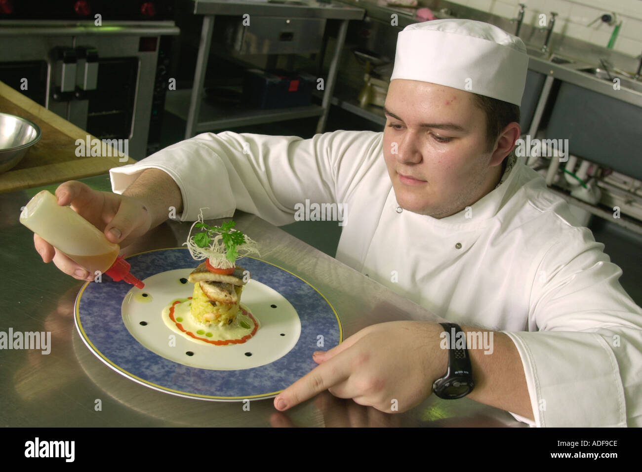 Teenager restaurant kitchen hi-res stock photography and images - Alamy