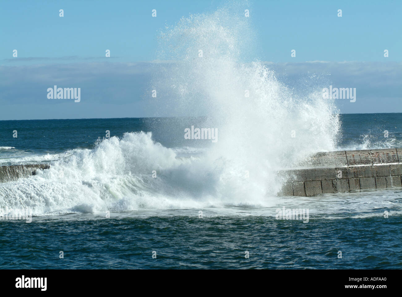 Wave crashing over the harbour wall hi-res stock photography and images ...
