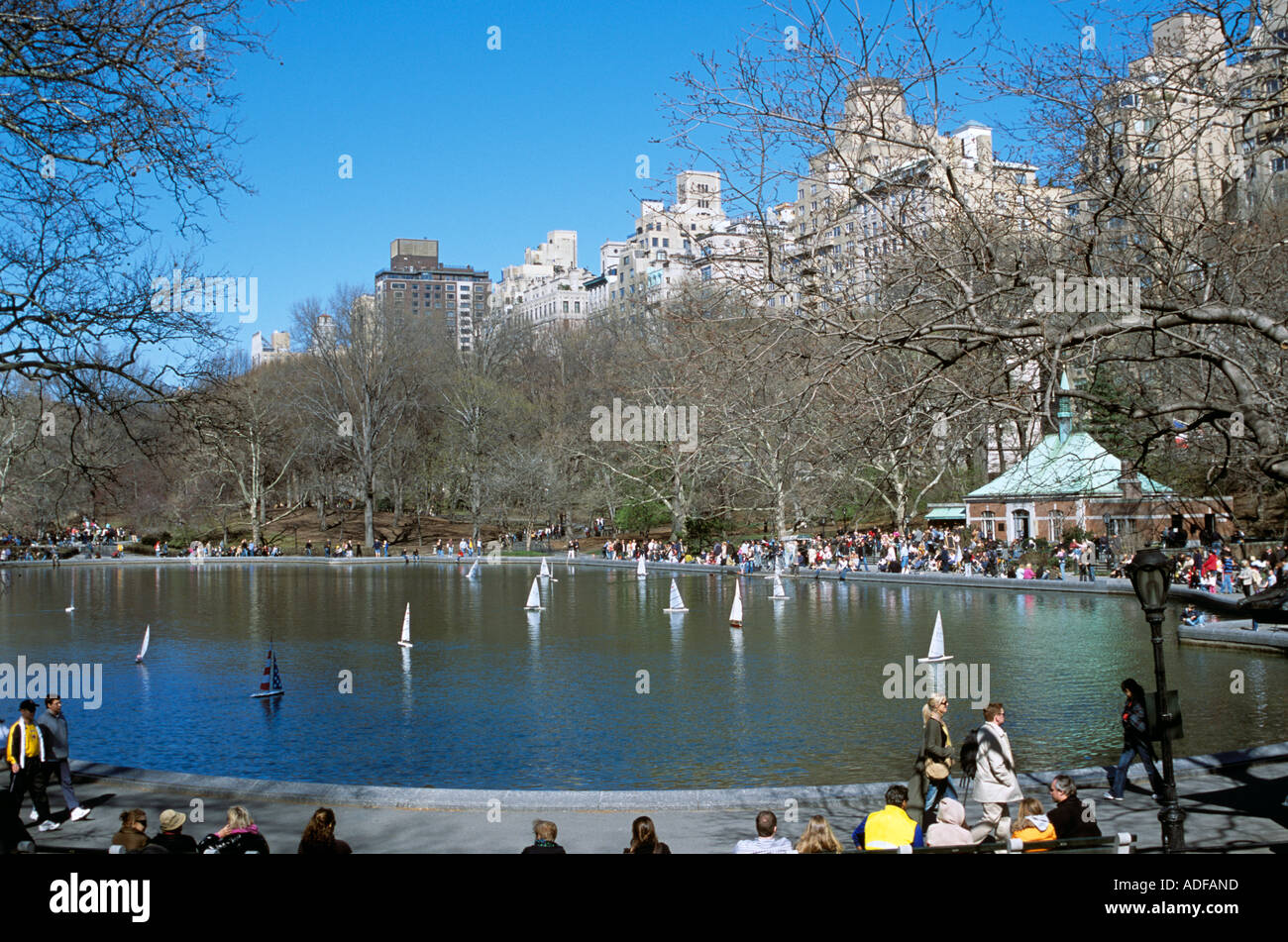 Sailing model boats on the lake in Central Park, Manhatten, New York ...