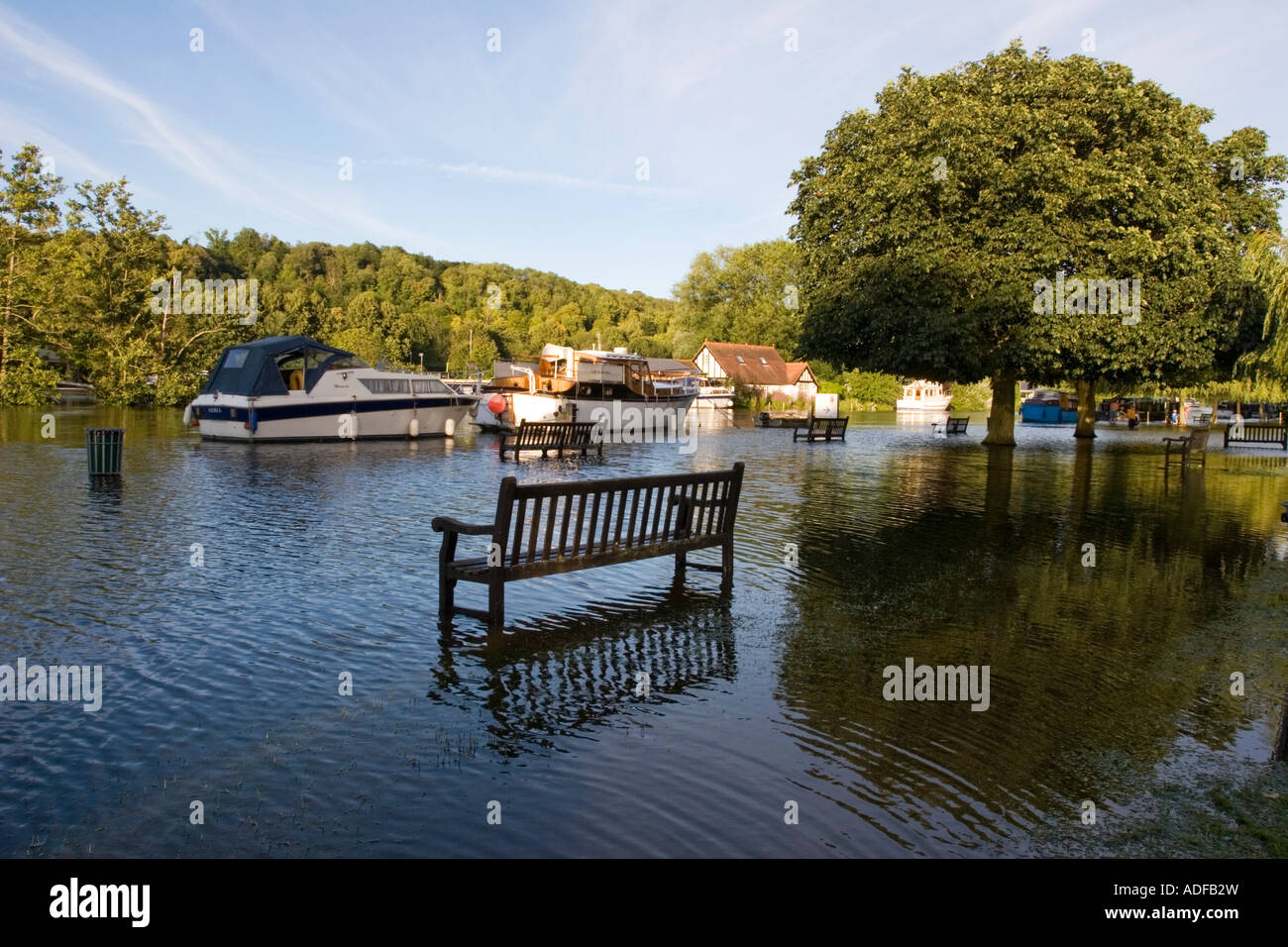 Summer 2007 Floods - Henley on Thames - Oxfordshire Stock Photo - Alamy