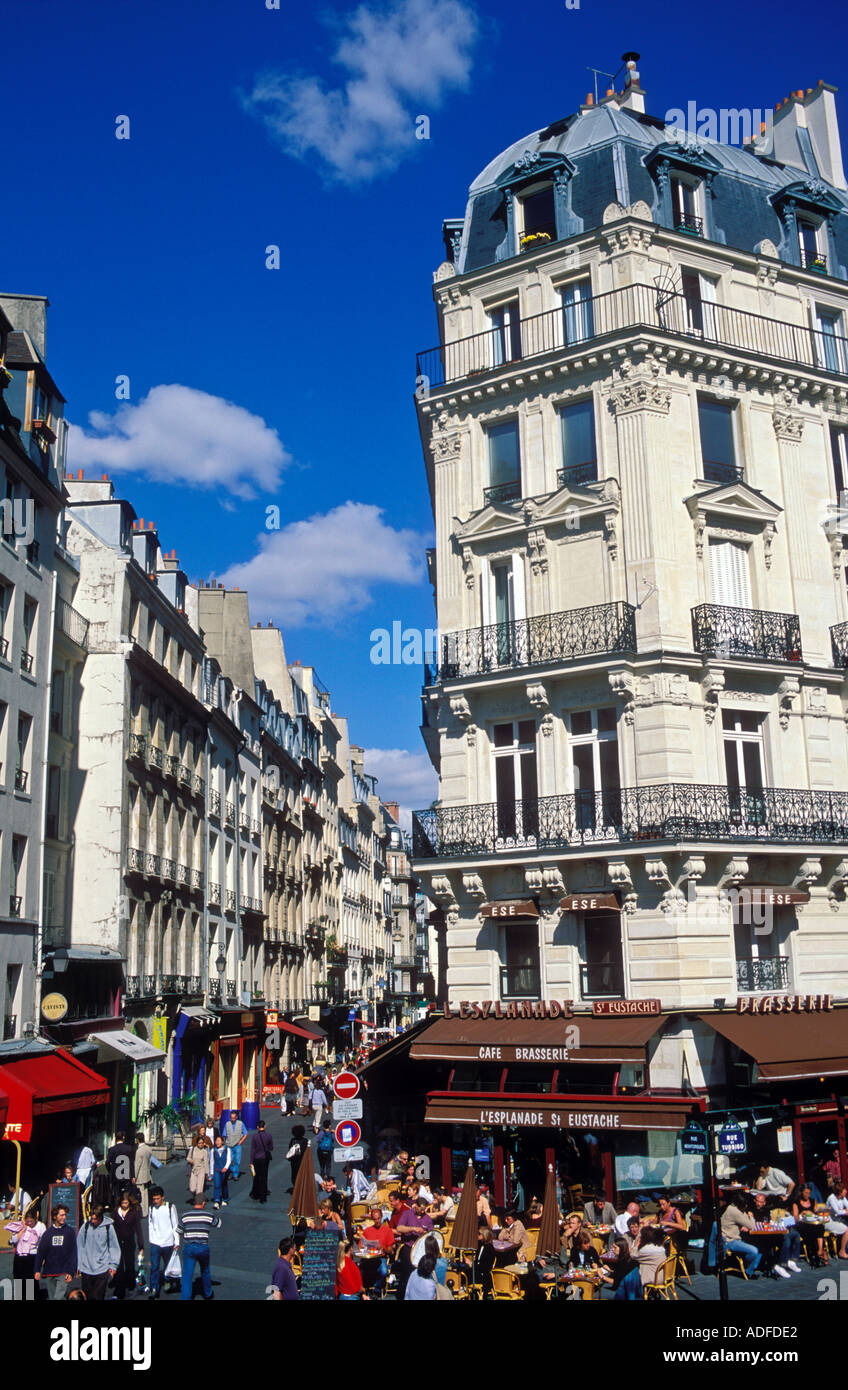 Paris street scene hi-res stock photography and images - Alamy