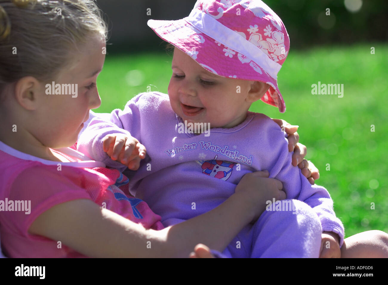 Sisters kiss hi-res stock photography and images - Alamy
