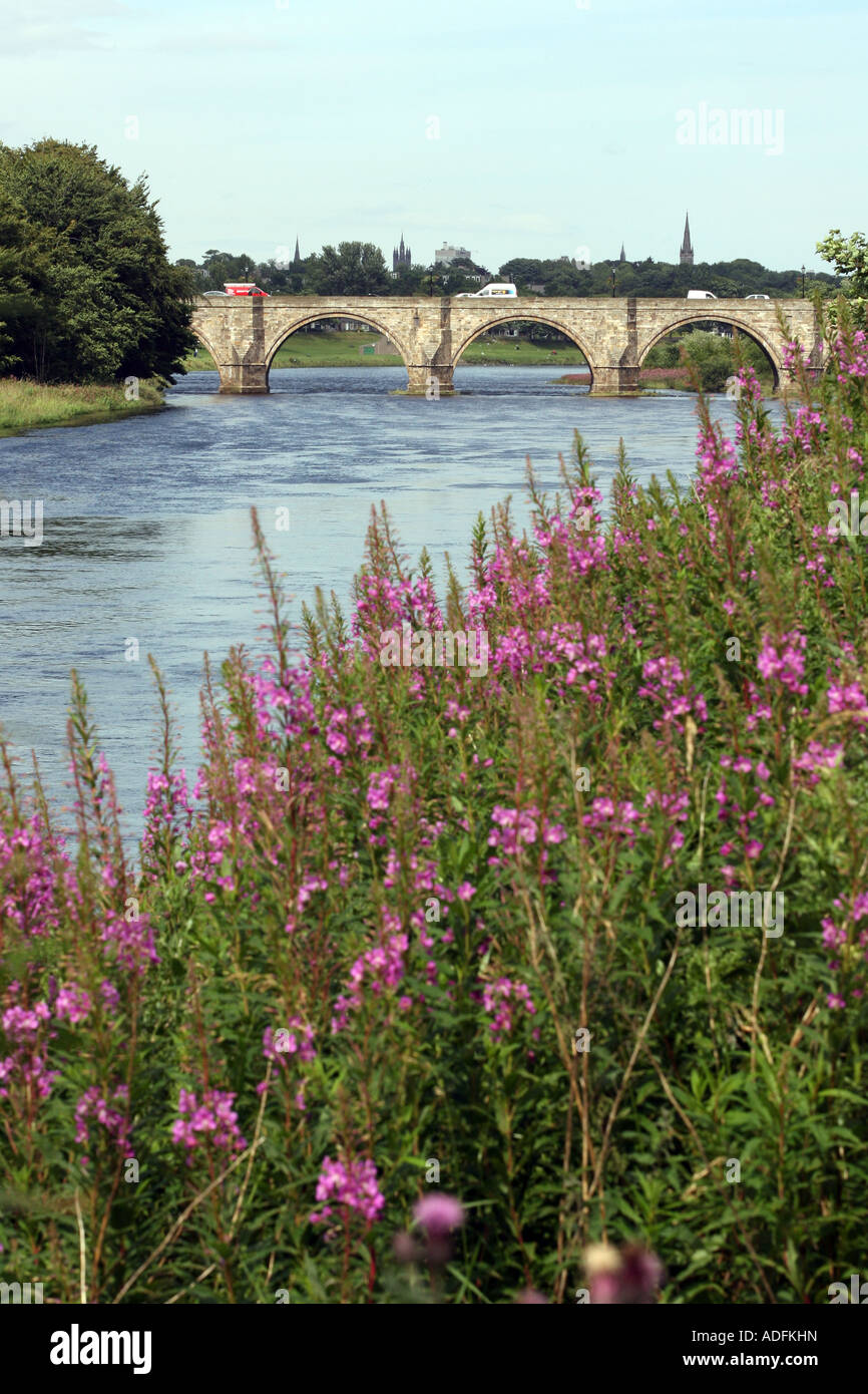 Bridge of Dee over the River Dee in Aberdeen, Scotland, Uk Stock Photo ...