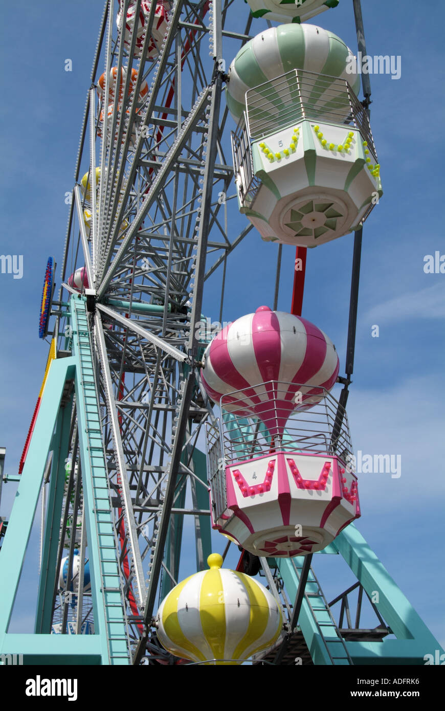 FERRIS WHEEL. FUNFAIR. SKEGNESS. LINCOLNSHIRE. ENGLAND. UK Stock Photo ...