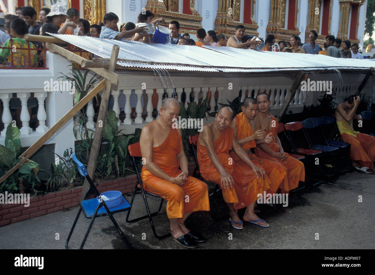 monk washing during Thai sonkran festival Stock Photo - Alamy