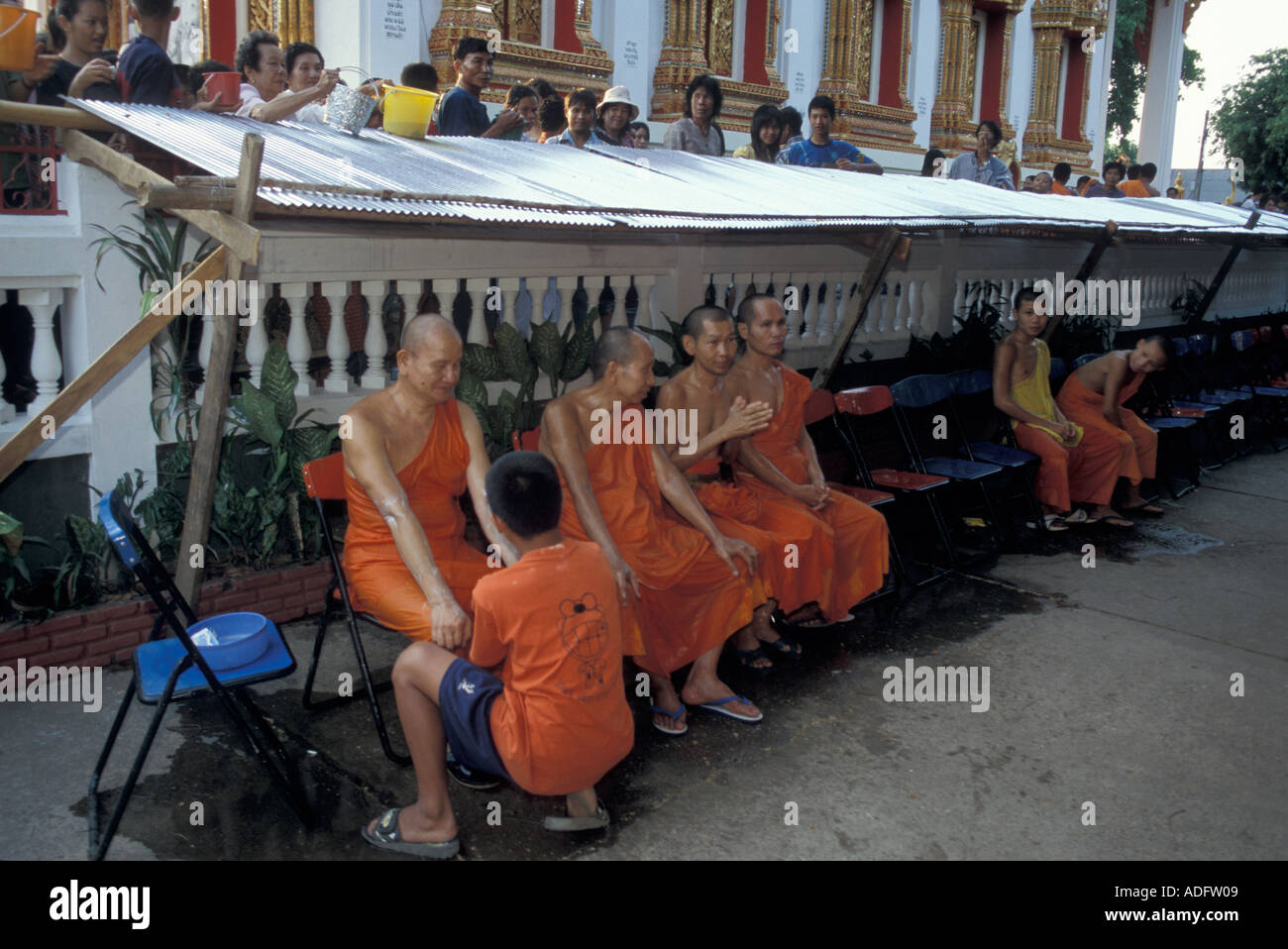 monk washing during thai songkran festival Stock Photo - Alamy