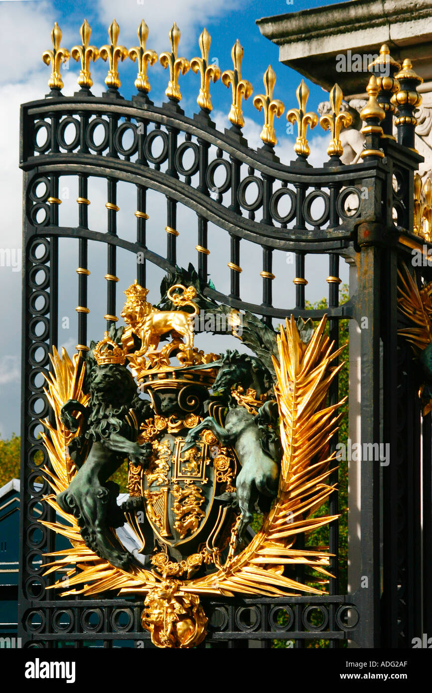 Buckingham palace gates royal family hi-res stock photography and ...