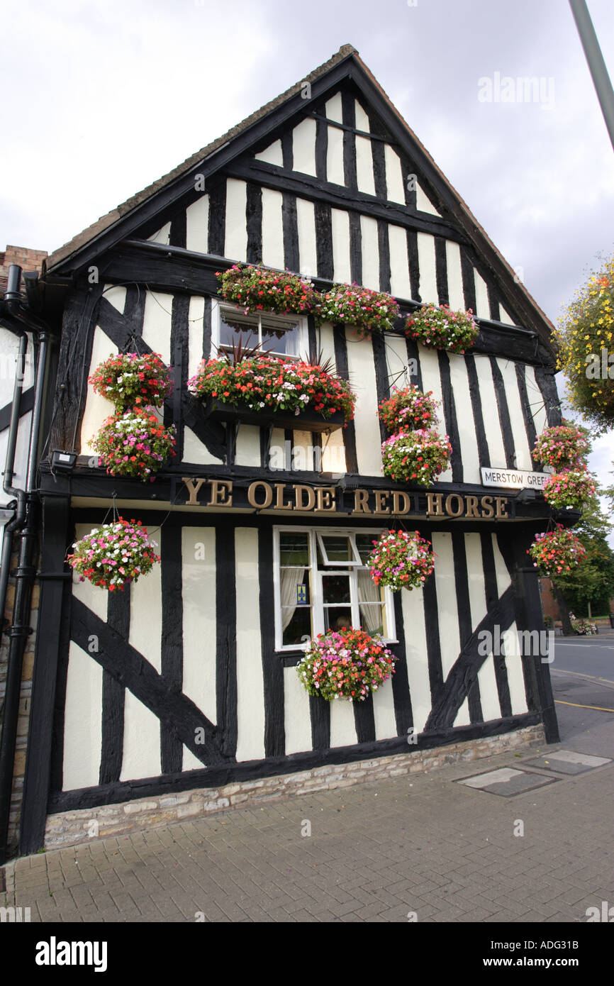 Old half timbered pub Evesham Worcs UK Stock Photo - Alamy