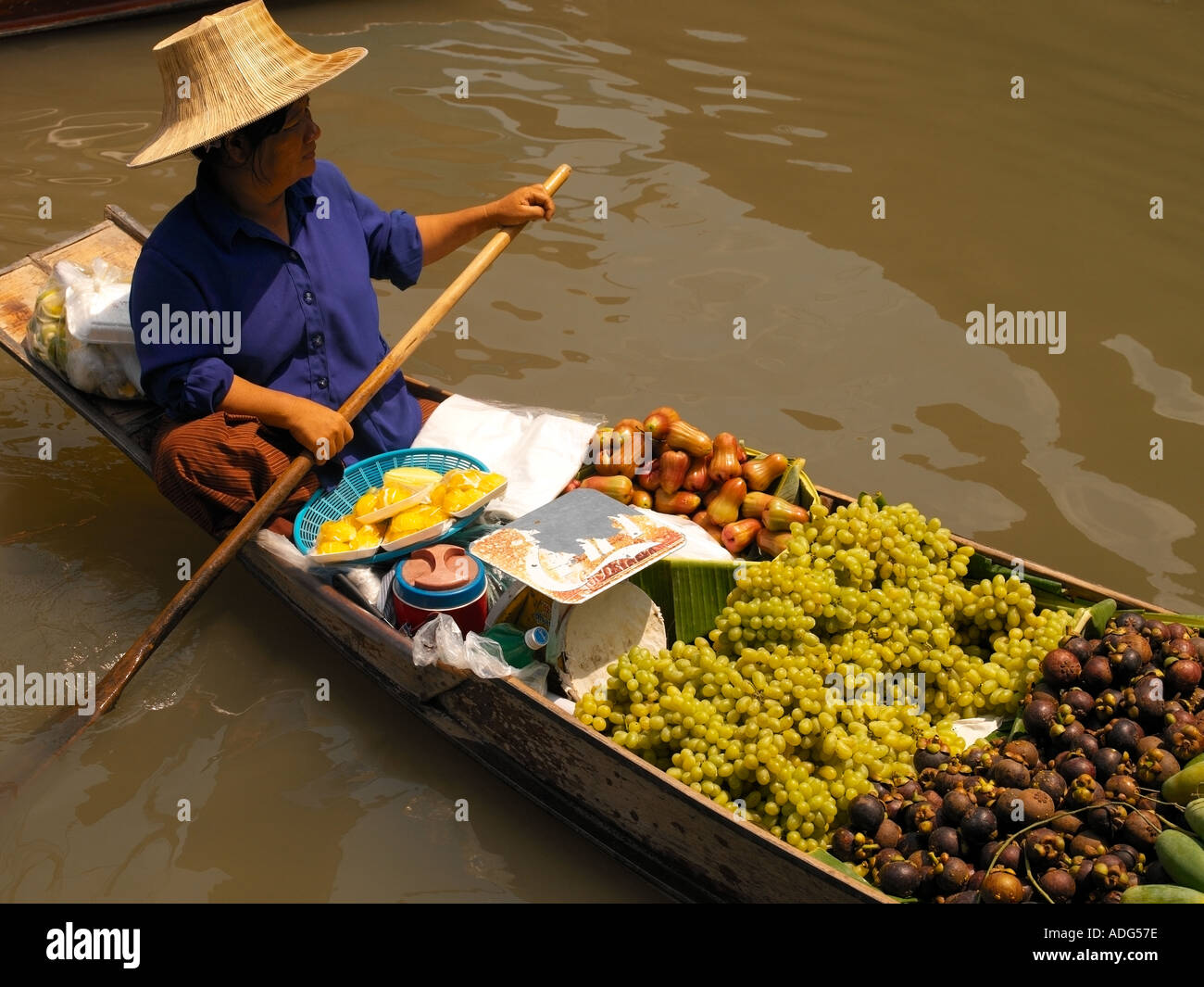 Sampan on the Chao Phra River in Bangkok, Thailand Stock Photo - Alamy