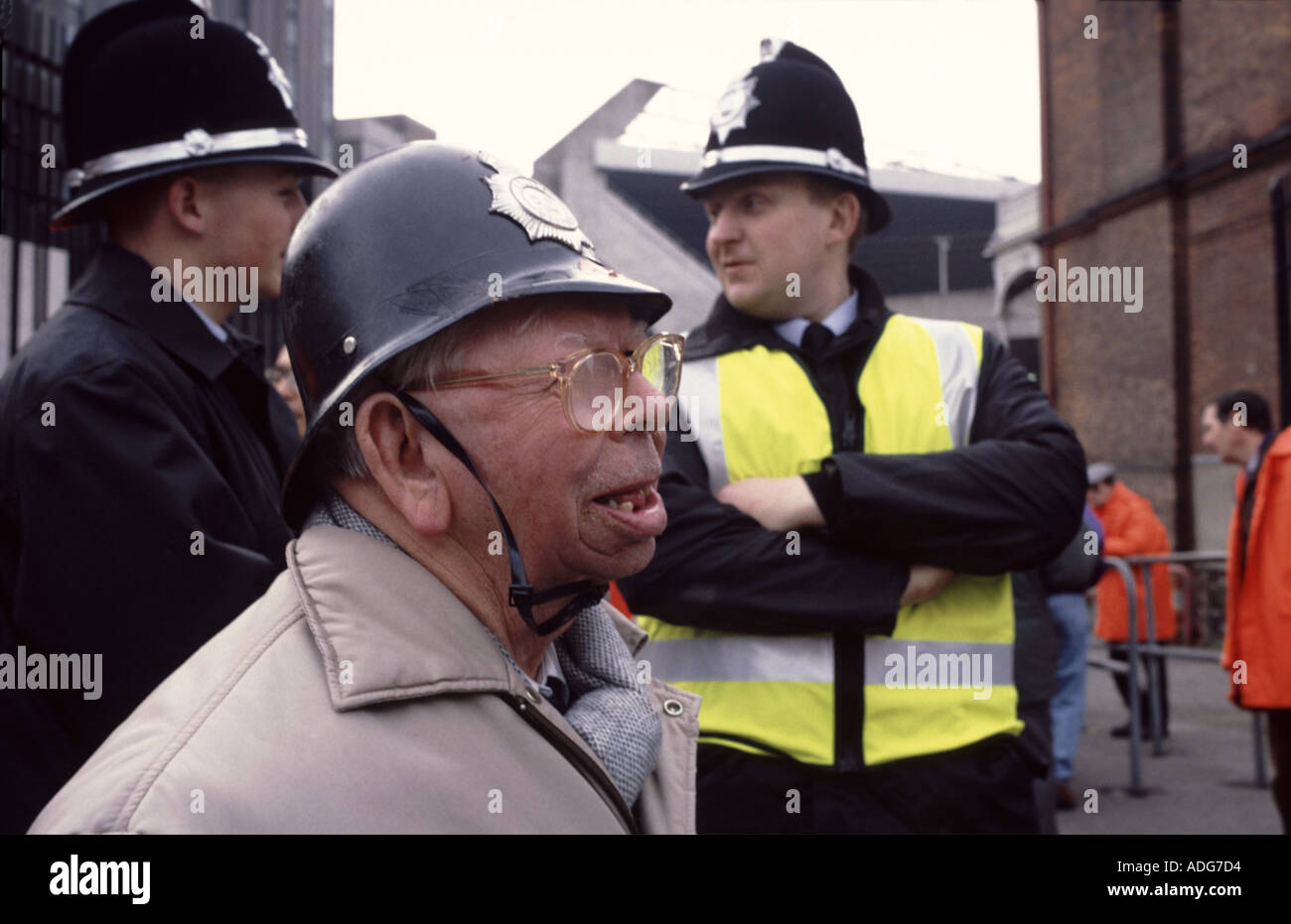 Wales policemen hi-res stock photography and images - Alamy