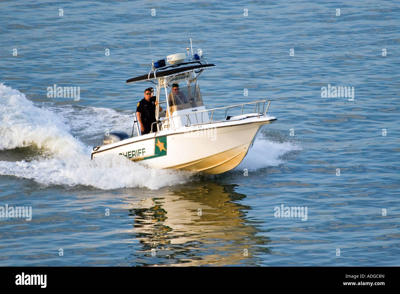 Sheriff' Department Boat Speeding Stock Photo - Alamy