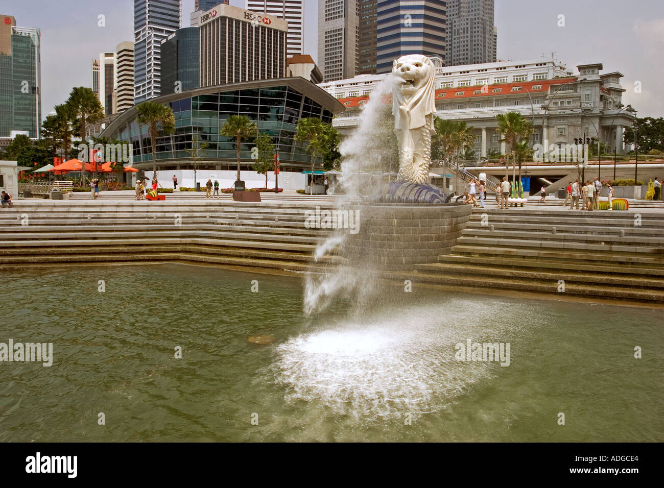The Merlion fountain at the mouth of the Singapore River Stock Photo ...
