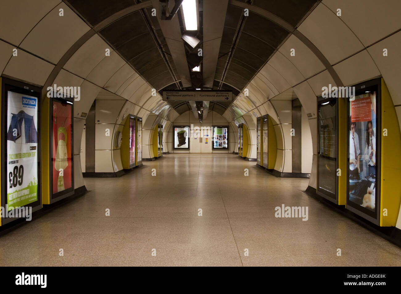 Deep level underground tube railway hi-res stock photography and images ...