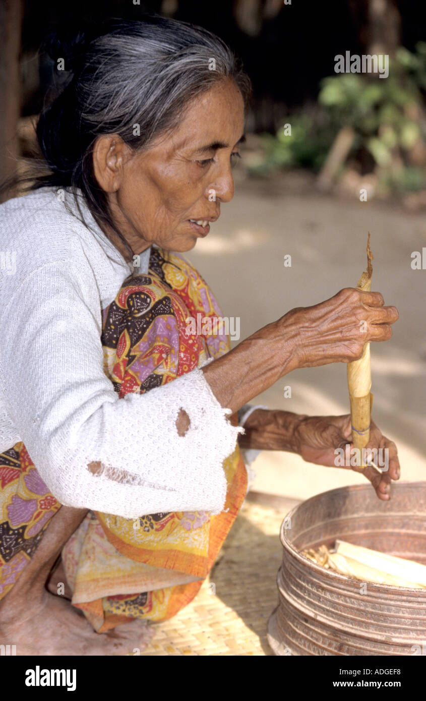 Burmese / Myanmar woman making a cheroot Stock Photo - Alamy