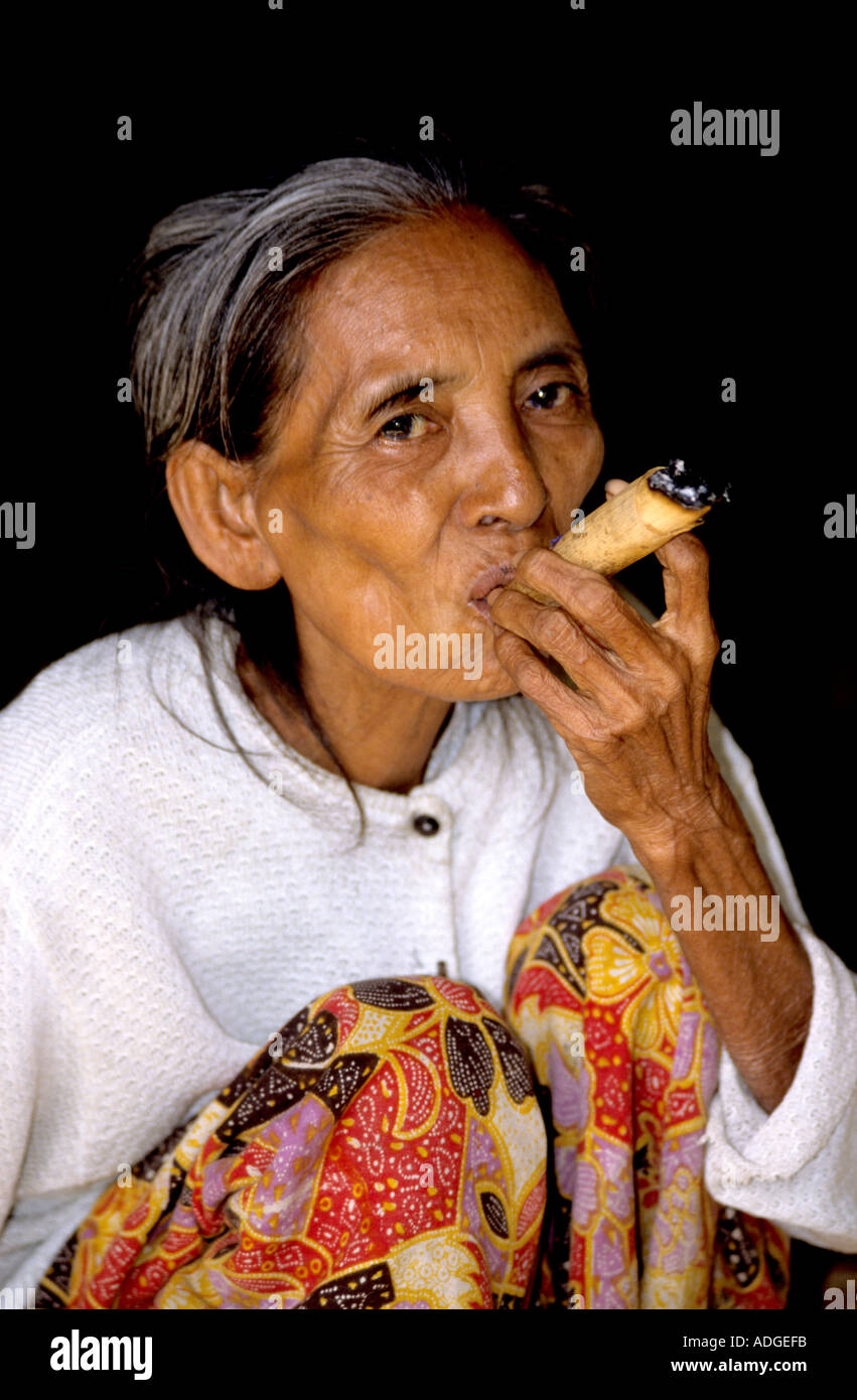 Burmese / Myanmar woman smoking and making a cheroot Stock Photo - Alamy