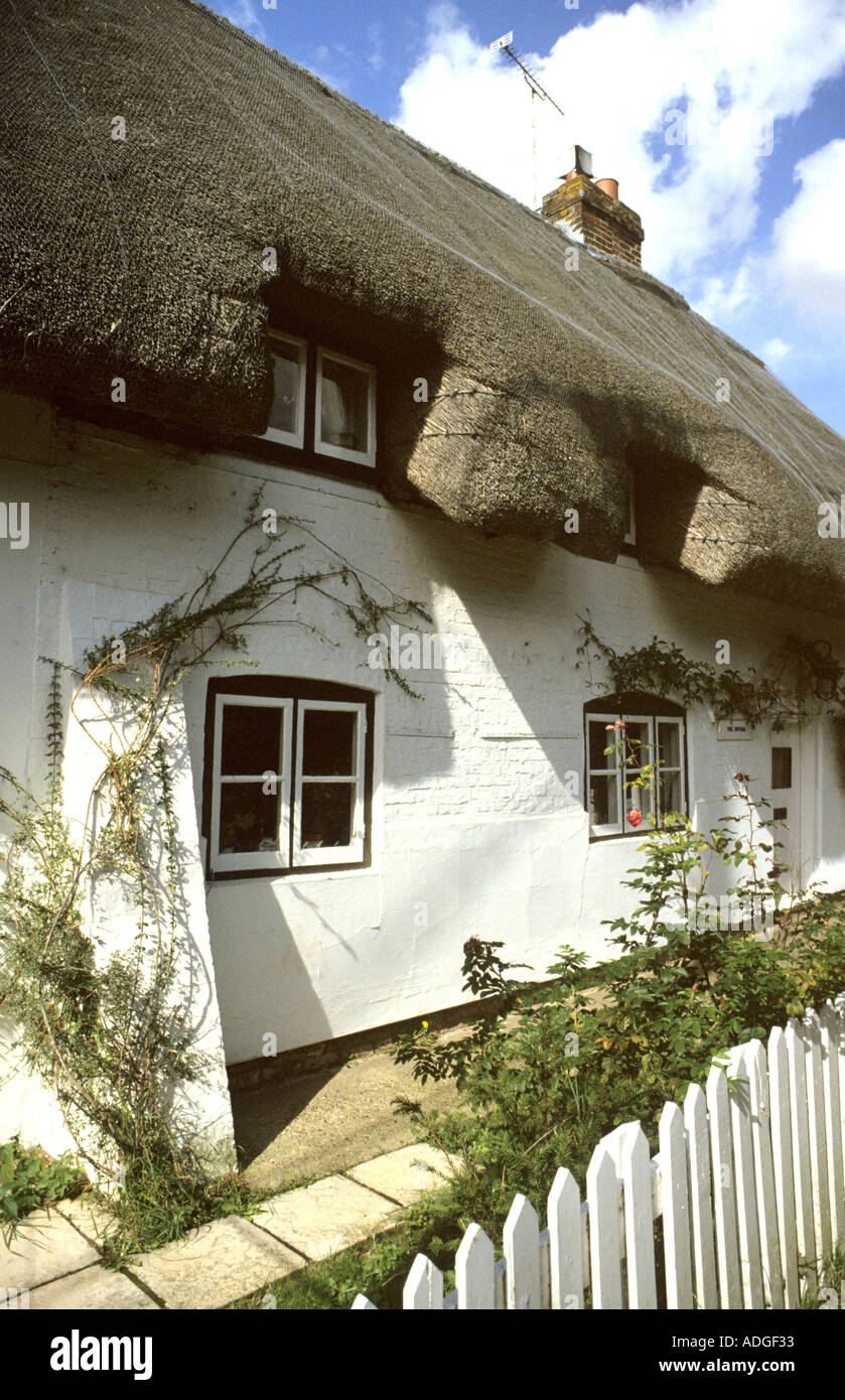 White cottage thatched roof hi-res stock photography and images - Alamy