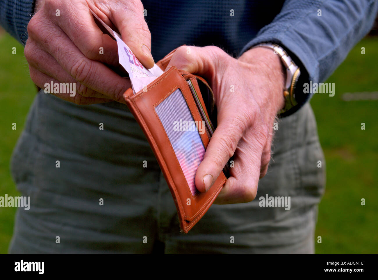 Money wallet pounds hi-res stock photography and images - Alamy