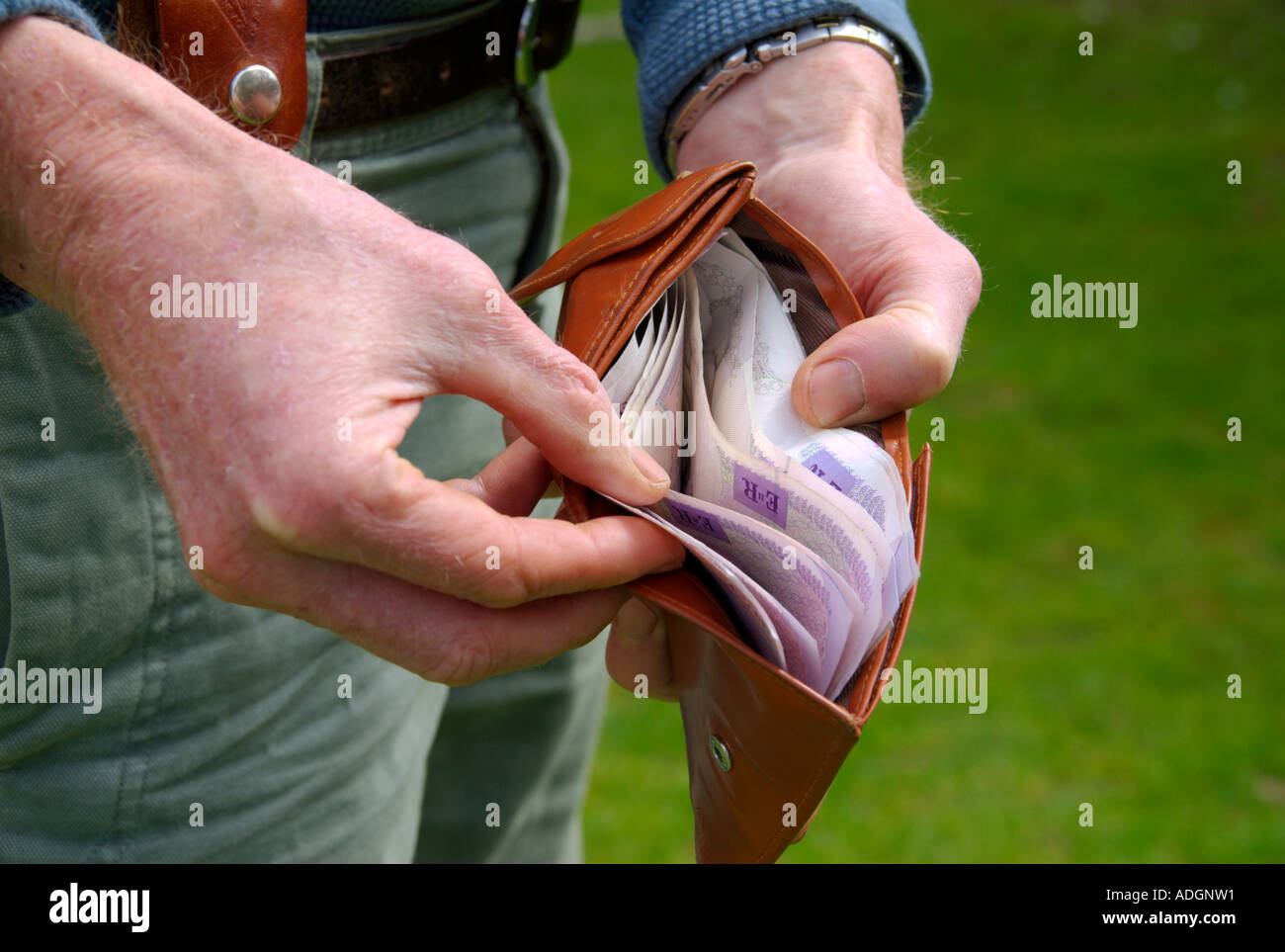europe uk england money in wallet Stock Photo - Alamy