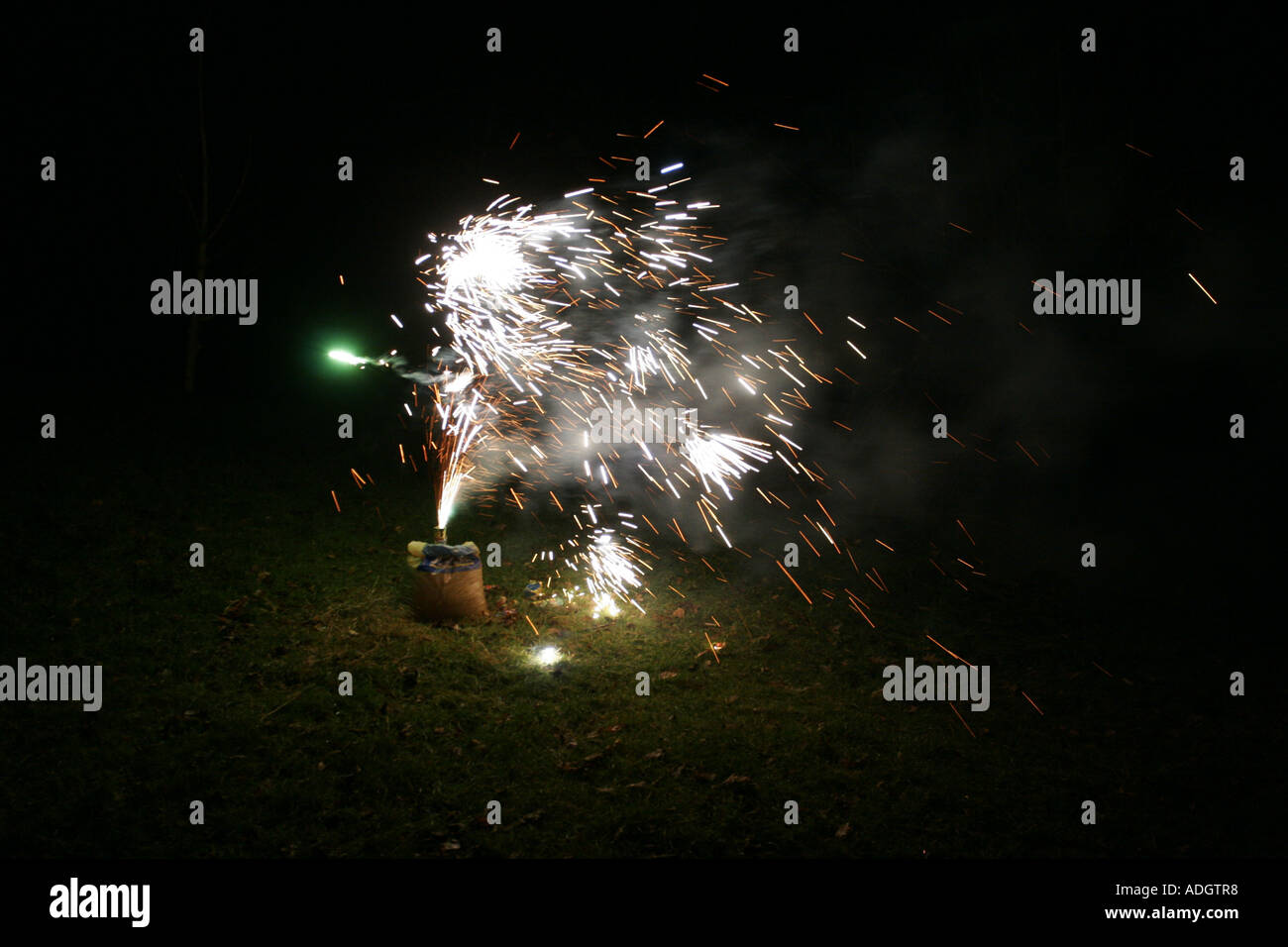 Small fireworks hi-res stock photography and images - Alamy
