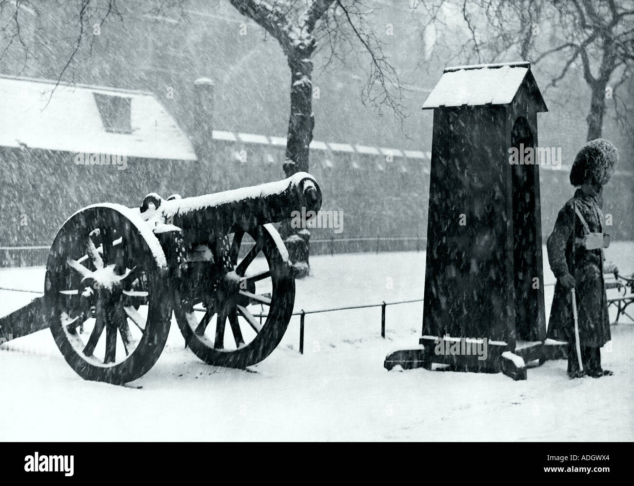 Sentry Post Tower of London 1931 Stock Photo - Alamy
