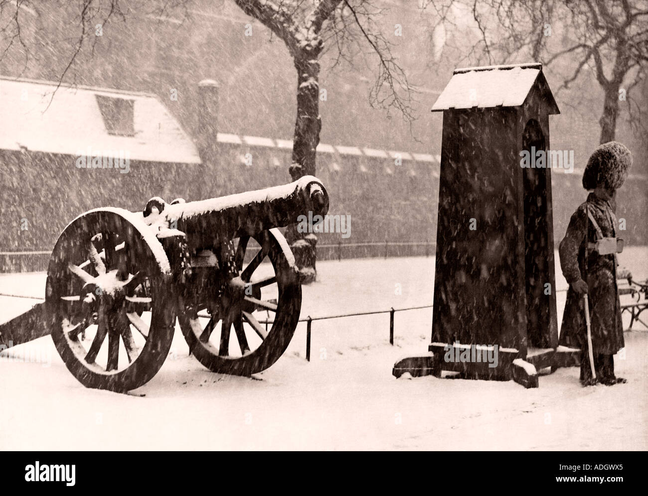 Sentry Post Tower of London 1931 Stock Photo - Alamy