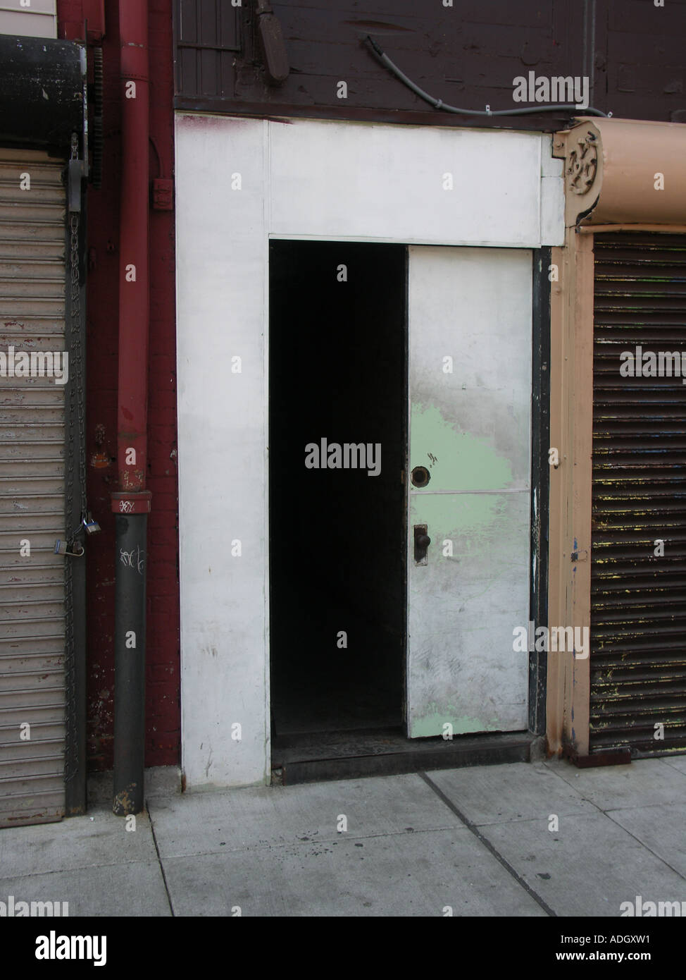 Downtown double doors hi-res stock photography and images - Alamy