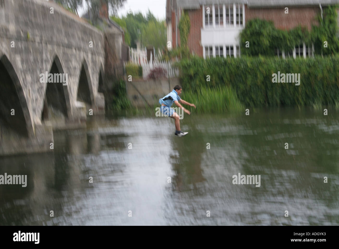 Boys jumping off bridge hi-res stock photography and images - Alamy