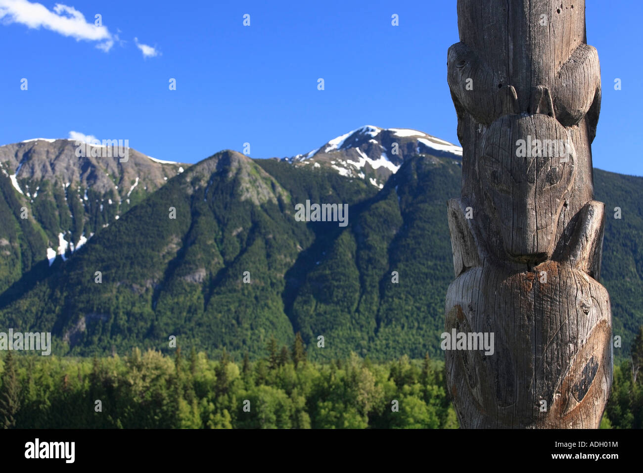 Totem pole and mountains at Kitwanga British Columbia Stock Photo - Alamy
