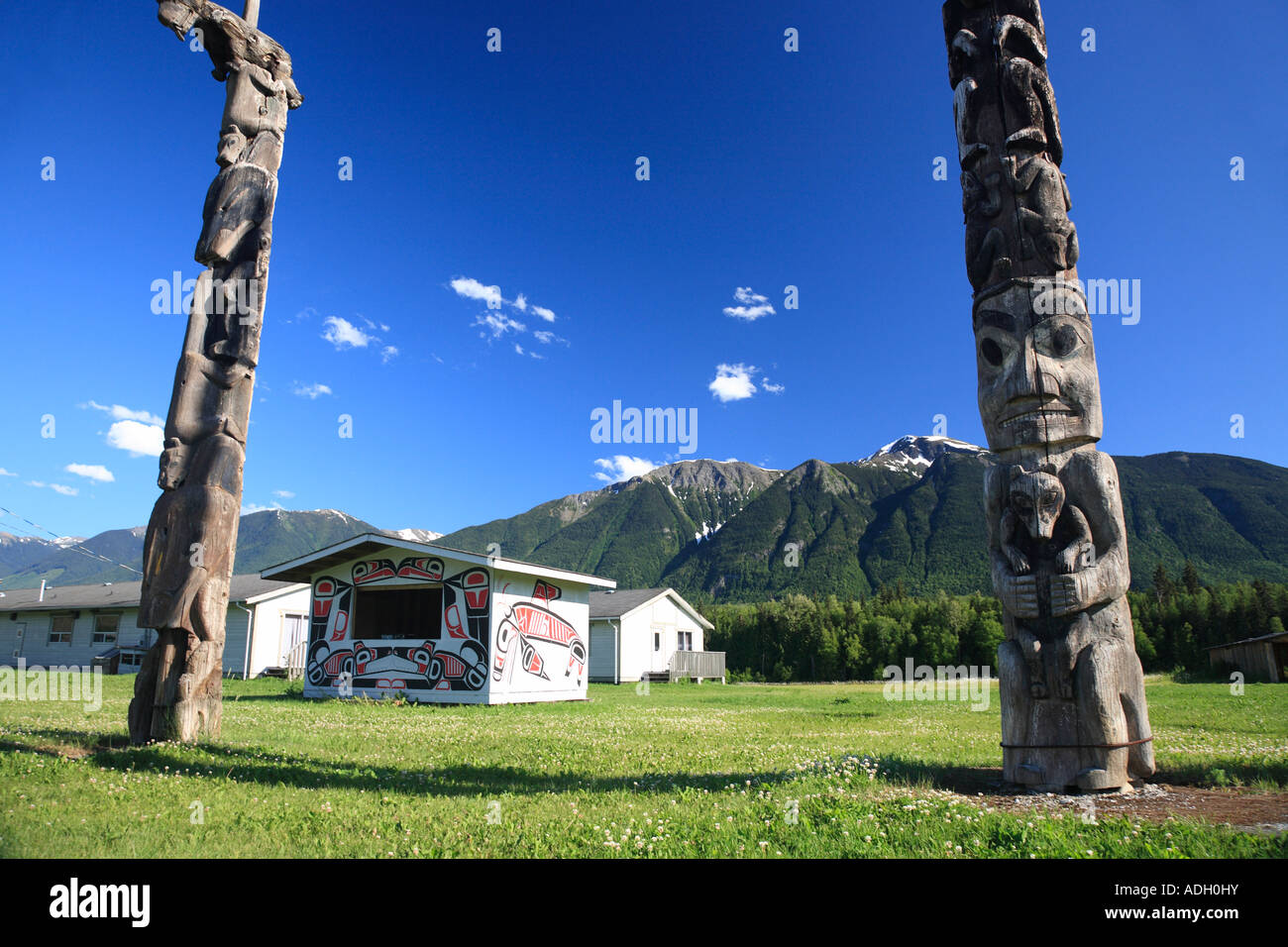 Totem poles and mountains at Kitwanga British Columbia Stock Photo - Alamy