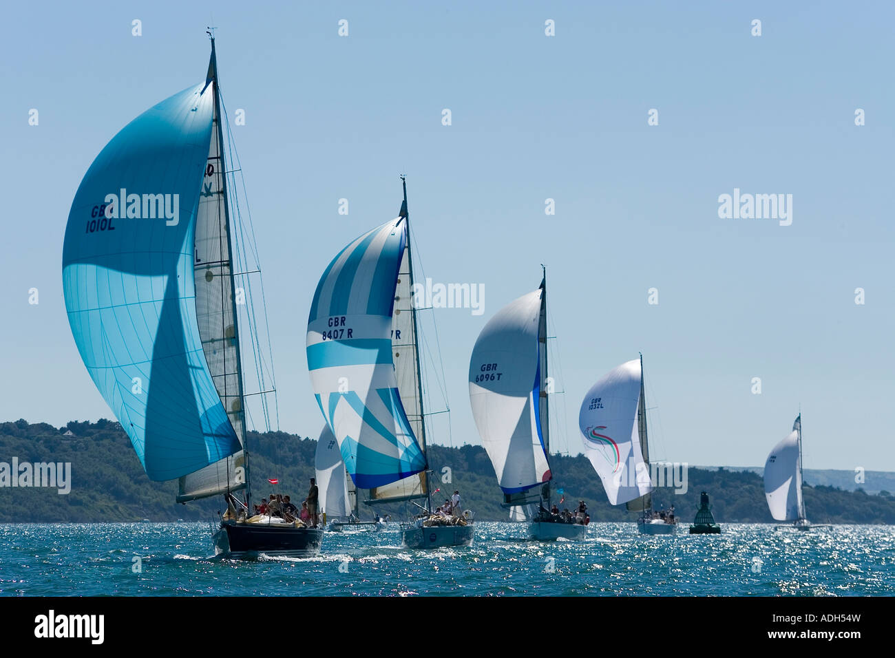 A line of yachts racing each other at the Cowes Regatta Stock Photo - Alamy