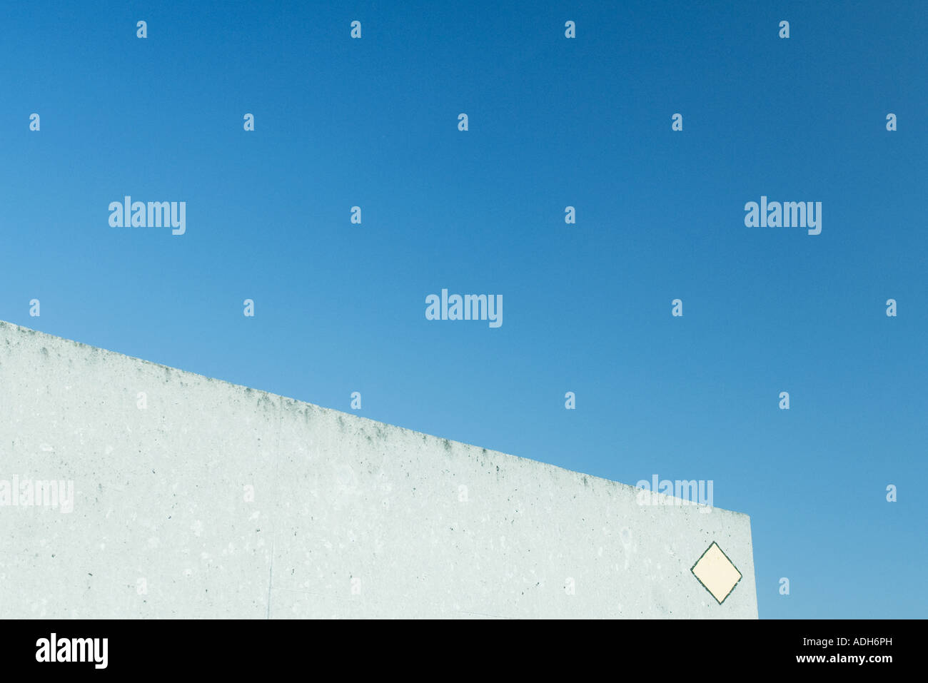 Concrete building with marker on corner, partial view Stock Photo - Alamy